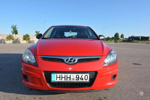 Red Hyundai i30 2009 in Moletai, with an engine capacity of 1.40 L and mileage of 204 thousand km for 1950 €, photo 5 on AUTOMOTO.COM.LV