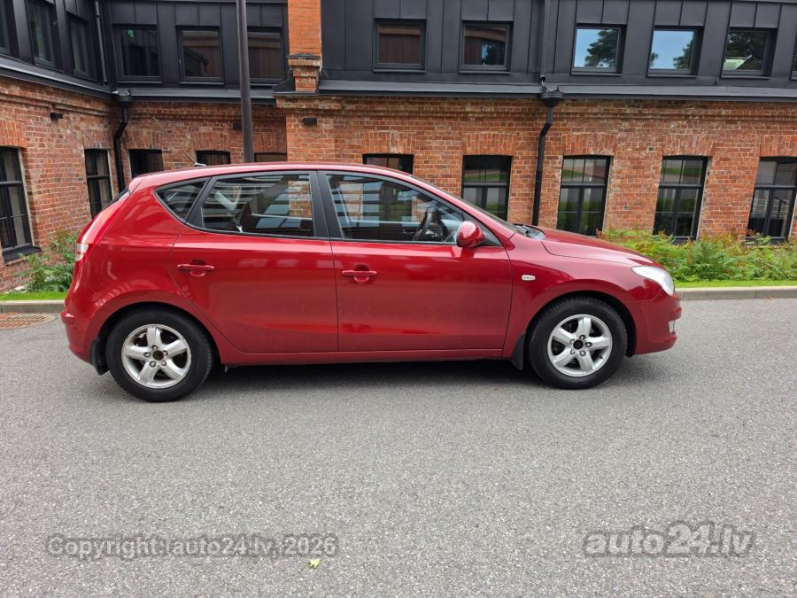 Red Hyundai i30 2009 in Tallinn, with an engine capacity of 1.60 L and mileage of 214 thousand km for 2200 €, photo 6 on AUTOMOTO.COM.LV