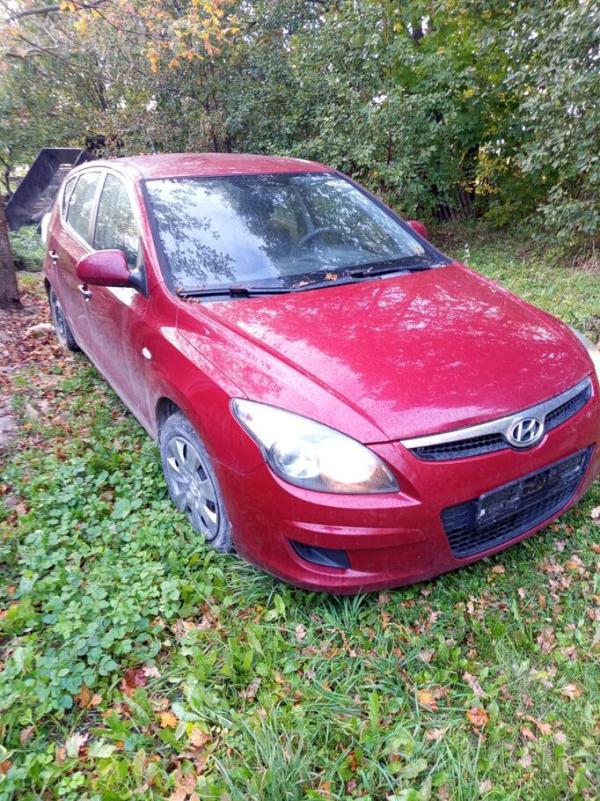 Red Hyundai i30 2009 in Aizkraukle, with an engine capacity of 1.40 L and mileage of 361 thousand km for 500 €, photo 3 on AUTOMOTO.COM.LV