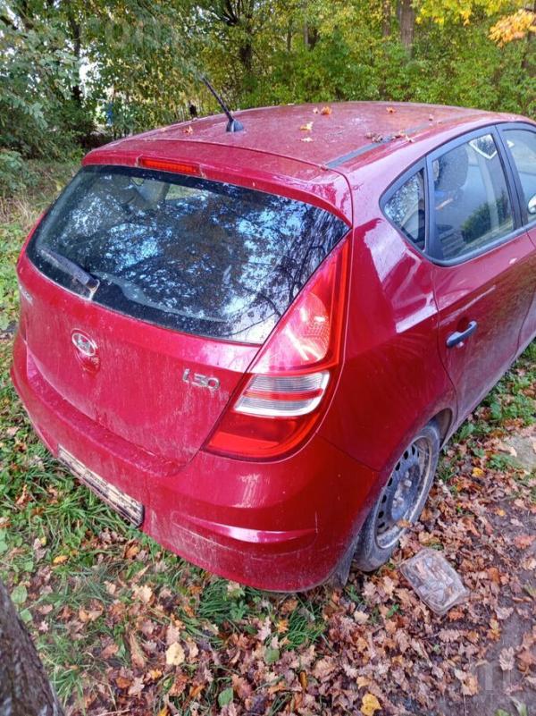 Red Hyundai i30 2009 in Aizkraukle, with an engine capacity of 1.40 L and mileage of 361 thousand km for 500 €, photo 4 on AUTOMOTO.COM.LV