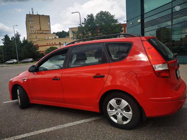 Red Hyundai i30 2010 in Vilnius, with an engine capacity of 1.58 L and mileage of 264 thousand km for 2690 €, photo 3 on AUTOMOTO.COM.LV