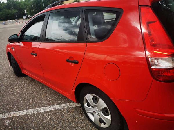 Red Hyundai i30 2010 in Vilnius, with an engine capacity of 1.58 L and mileage of 264 thousand km for 2690 €, photo 4 on AUTOMOTO.COM.LV