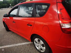 Red Hyundai i30 2010 in Vilnius, with an engine capacity of 1.58 L and mileage of 264 thousand km for 2690 €, photo 4 on AUTOMOTO.COM.LV