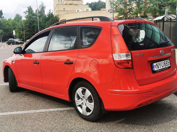 Red Hyundai i30 2010 in Vilnius, with an engine capacity of 1.58 L and mileage of 264 thousand km for 2690 €, photo 6 on AUTOMOTO.COM.LV
