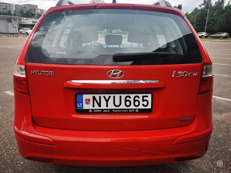 Red Hyundai i30 2010 in Vilnius, with an engine capacity of 1.58 L and mileage of 264 thousand km for 2690 €, photo 8 on AUTOMOTO.COM.LV