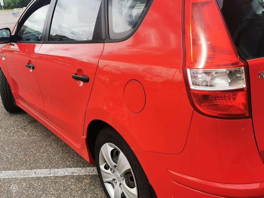 Red Hyundai i30 2010 in Vilnius, with an engine capacity of 1.58 L and mileage of 264 thousand km for 2690 €, photo 11 on AUTOMOTO.COM.LV