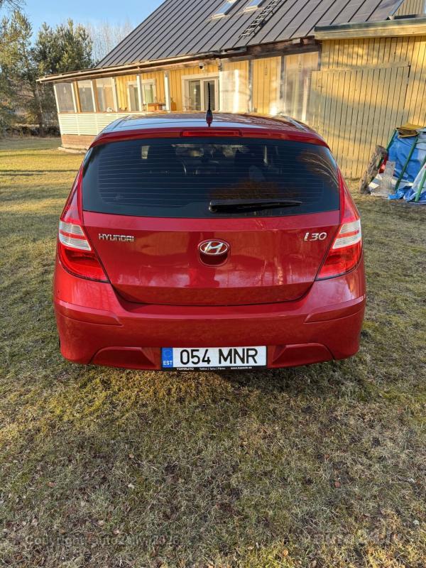 Sarkans Hyundai i30 2011 Tallina, ar dzinēja tilpumu 1.40 L un nobraukumu 291 tūkst. km par 2400 €, foto 4 vietnē AUTOMOTO.COM.LV