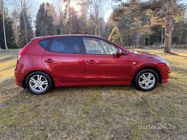 Sarkans Hyundai i30 2011 Tallina, ar dzinēja tilpumu 1.40 L un nobraukumu 291 tūkst. km par 2400 €, foto 5 vietnē AUTOMOTO.COM.LV