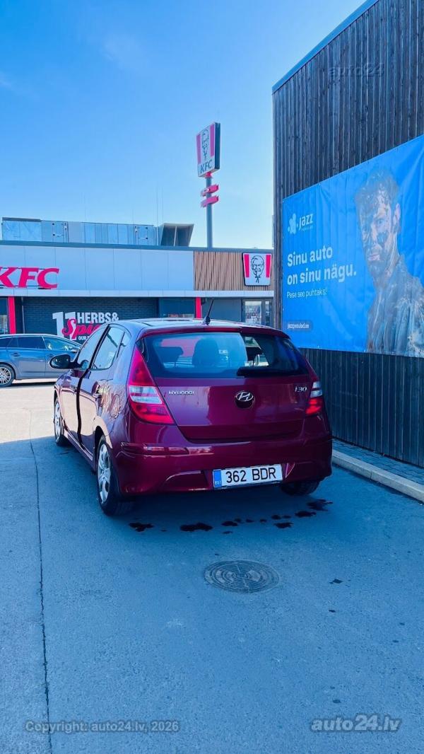 Hyundai i30 2011 in Tallinn on AUTOMOTO.COM.LV Red Hyundai i30 2011 in Tallinn, with an engine capacity of 1.60 L and mileage of 122 thousand km for 4500 €, photo 3 on AUTOMOTO.COM.LV