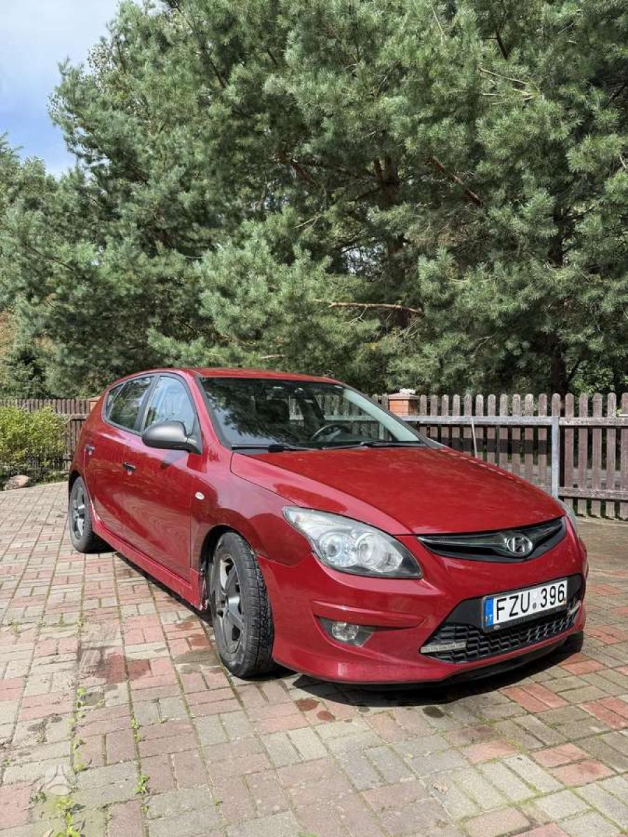 Red Hyundai i30 2012 in Vilnius, with an engine capacity of 1.58 L and mileage of 256 thousand km for 800 €, photo 1 on AUTOMOTO.COM.LV