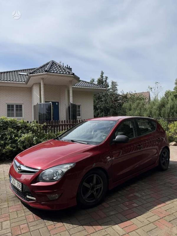 Red Hyundai i30 2012 in Vilnius, with an engine capacity of 1.58 L and mileage of 256 thousand km for 800 €, photo 3 on AUTOMOTO.COM.LV