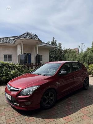 Red Hyundai i30 2012 in Vilnius, with an engine capacity of 1.58 L and mileage of 256 thousand km for 800 €, photo 3 on AUTOMOTO.COM.LV