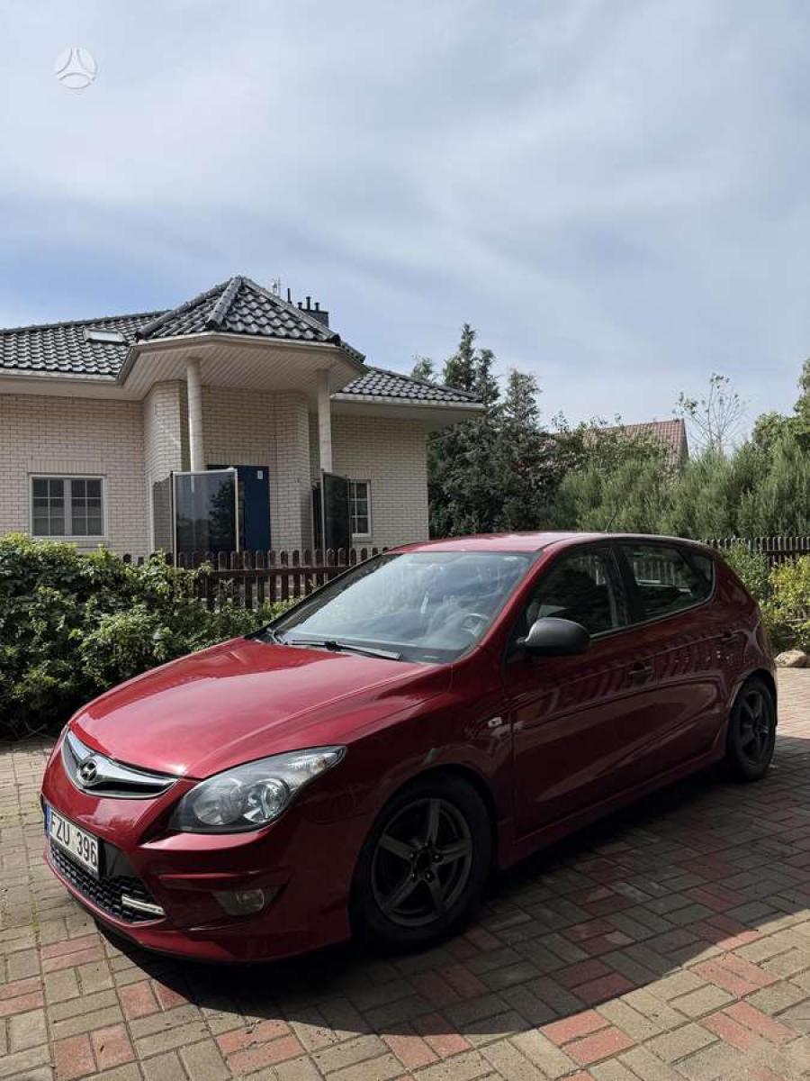 Red Hyundai i30 2012 in Vilnius, with an engine capacity of 1.58 L and mileage of 256 thousand km for 800 €, photo 3 on AUTOMOTO.COM.LV