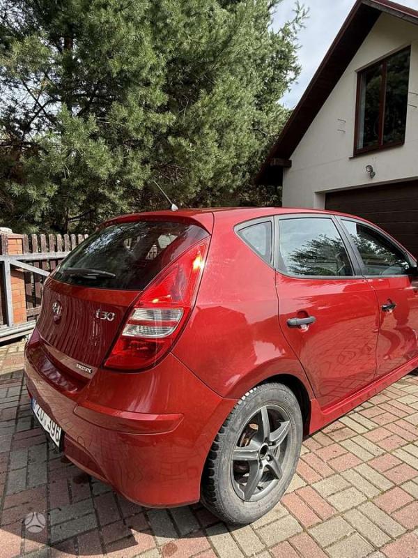 Red Hyundai i30 2012 in Vilnius, with an engine capacity of 1.58 L and mileage of 256 thousand km for 800 €, photo 4 on AUTOMOTO.COM.LV