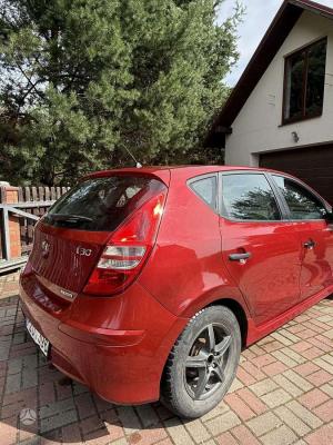 Red Hyundai i30 2012 in Vilnius, with an engine capacity of 1.58 L and mileage of 256 thousand km for 800 €, photo 4 on AUTOMOTO.COM.LV