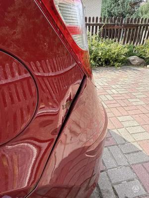 Red Hyundai i30 2012 in Vilnius, with an engine capacity of 1.58 L and mileage of 256 thousand km for 800 €, photo 5 on AUTOMOTO.COM.LV