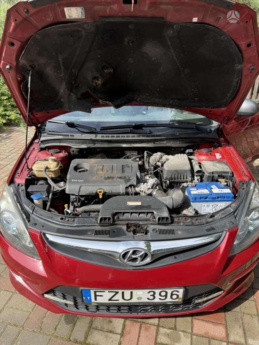 Red Hyundai i30 2012 in Vilnius, with an engine capacity of 1.58 L and mileage of 256 thousand km for 800 €, photo 6 on AUTOMOTO.COM.LV