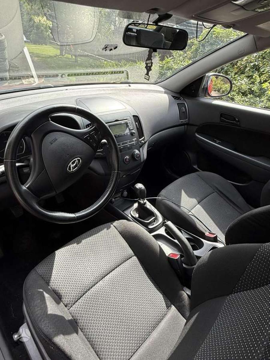 Red Hyundai i30 2012 in Vilnius, with an engine capacity of 1.58 L and mileage of 256 thousand km for 800 €, photo 12 on AUTOMOTO.COM.LV