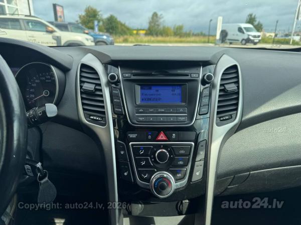 Red Hyundai i30 2013 in Narva, with an engine capacity of 1.40 L and mileage of 152 thousand km for 4790 €, photo 9 on AUTOMOTO.COM.LV
