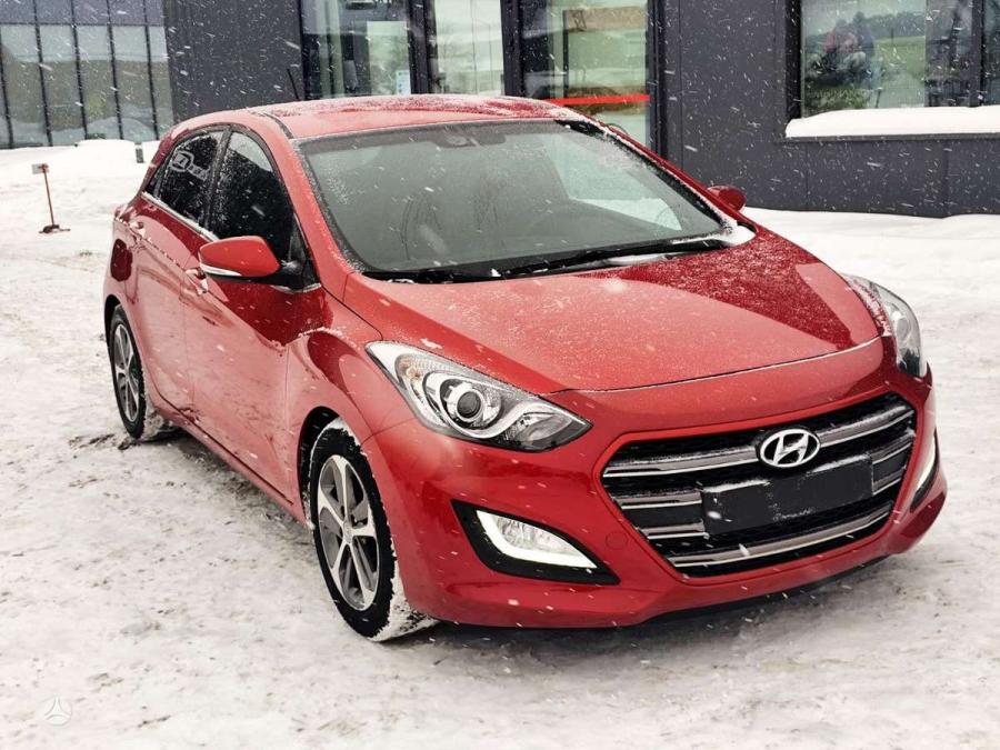 Red Hyundai i30 2016 in Siauliai, with an engine capacity of 1.58 L and mileage of 203 thousand km for 5600 €, photo 1 on AUTOMOTO.COM.LV