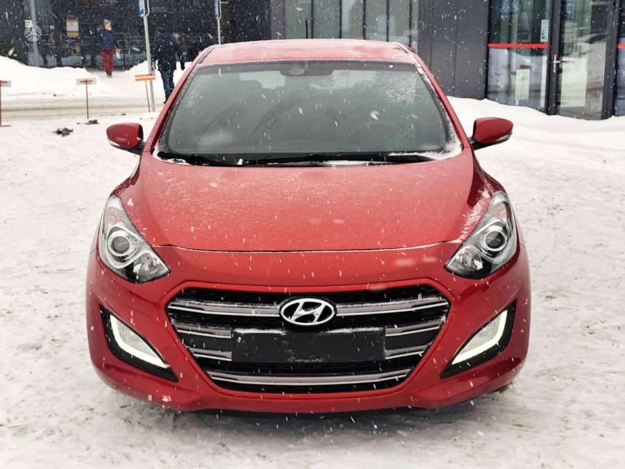 Red Hyundai i30 2016 in Siauliai, with an engine capacity of 1.58 L and mileage of 203 thousand km for 5600 €, photo 2 on AUTOMOTO.COM.LV
