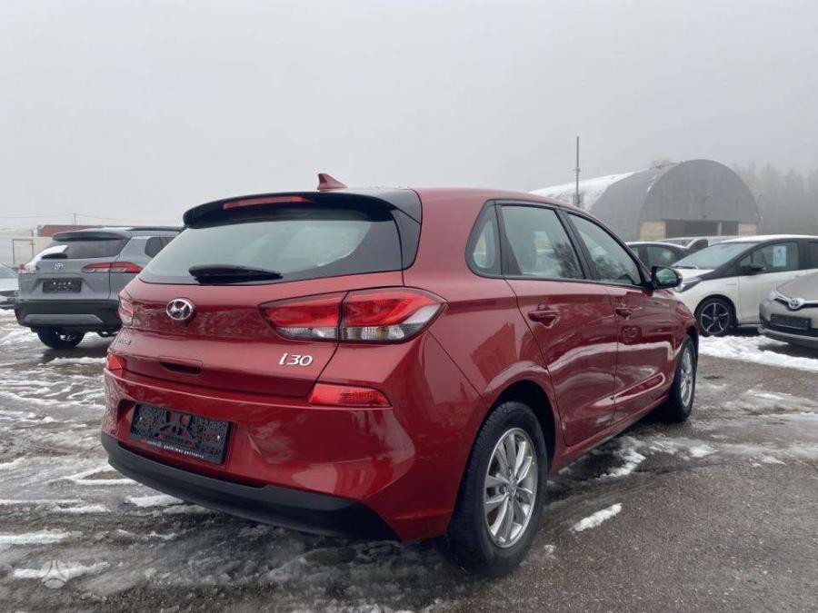 Red Hyundai i30 2017 in Radviliskis, with an engine capacity of 1.00 L and mileage of 146 thousand km for 7550 €, photo 3 on AUTOMOTO.COM.LV