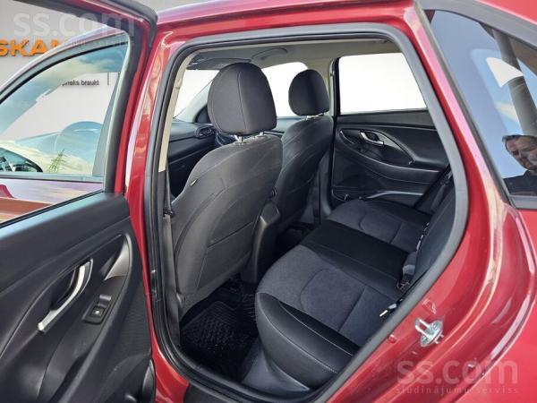Sarkans Hyundai i30 2021 Liepāja, ar dzinēja tilpumu 1.50 L un nobraukumu 76 tūkst. km par 13490 €, foto 10 vietnē AUTOMOTO.COM.LV