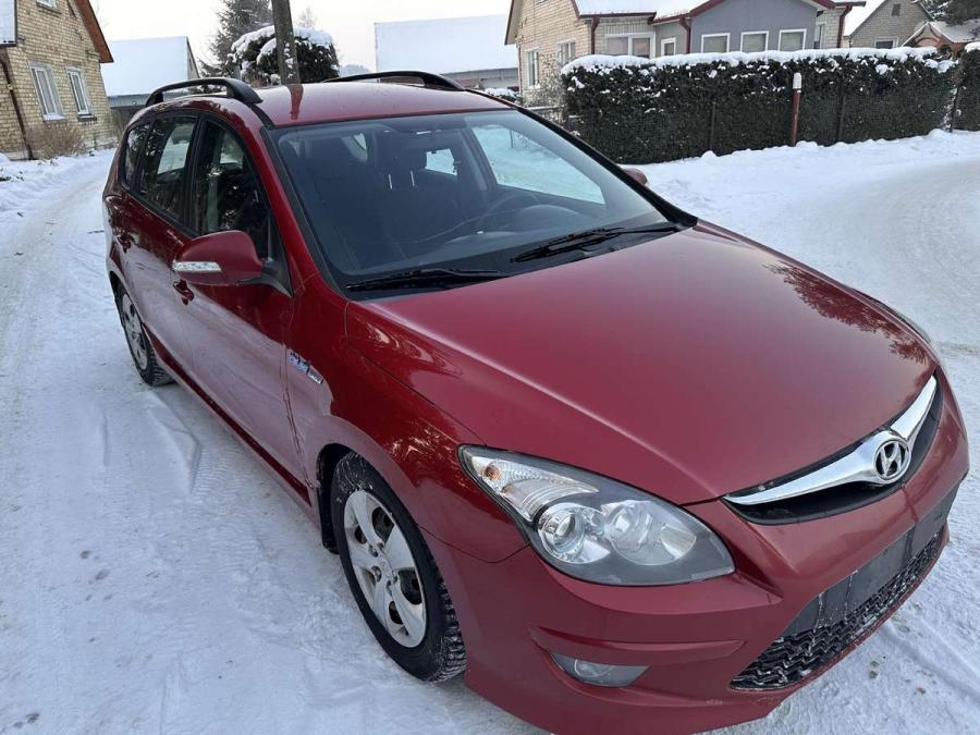 Sarkans Hyundai i30 2011 Raseiniai, ar dzinēja tilpumu 1.58 L un nobraukumu 214 tūkst. km par 2500 €, foto 4 vietnē AUTOMOTO.COM.LV