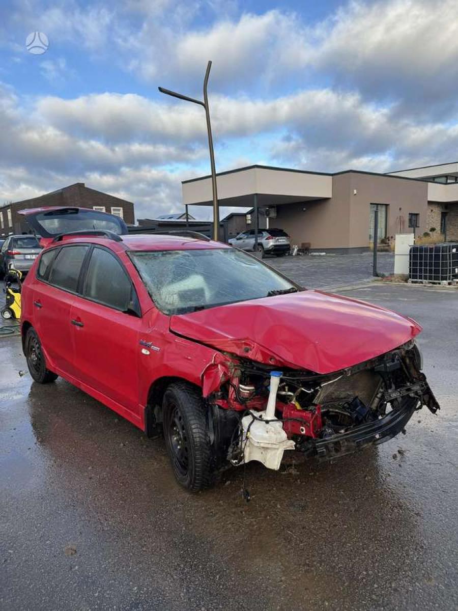 Red Hyundai i30 2012 in Siauliai, with an engine capacity of 1.60 L and mileage of 250 thousand km for 500 €, photo 2 on AUTOMOTO.COM.LV
