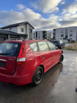 Red Hyundai i30 2012 in Siauliai, with an engine capacity of 1.60 L and mileage of 250 thousand km for 500 €, photo 4 on AUTOMOTO.COM.LV