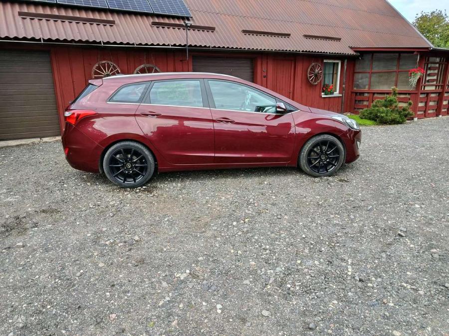 Red Hyundai i30 2016 in Siauliai, with an engine capacity of 1.58 L and mileage of 179 thousand km for 5150 €, photo 1 on AUTOMOTO.COM.LV