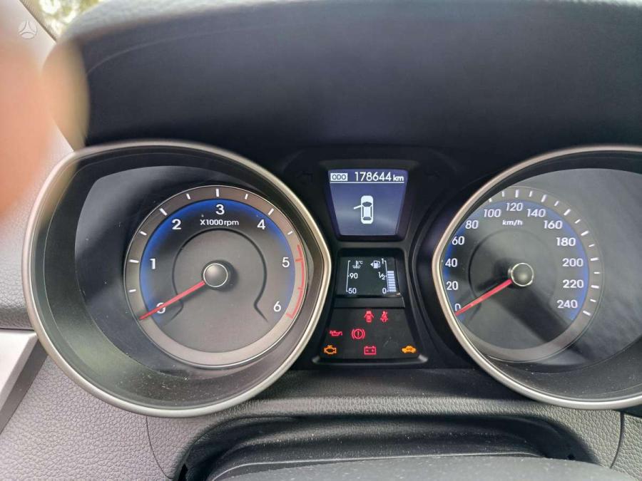 Red Hyundai i30 2016 in Siauliai, with an engine capacity of 1.58 L and mileage of 179 thousand km for 5150 €, photo 4 on AUTOMOTO.COM.LV