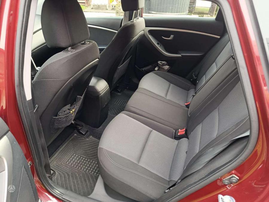 Red Hyundai i30 2016 in Siauliai, with an engine capacity of 1.58 L and mileage of 179 thousand km for 5150 €, photo 5 on AUTOMOTO.COM.LV