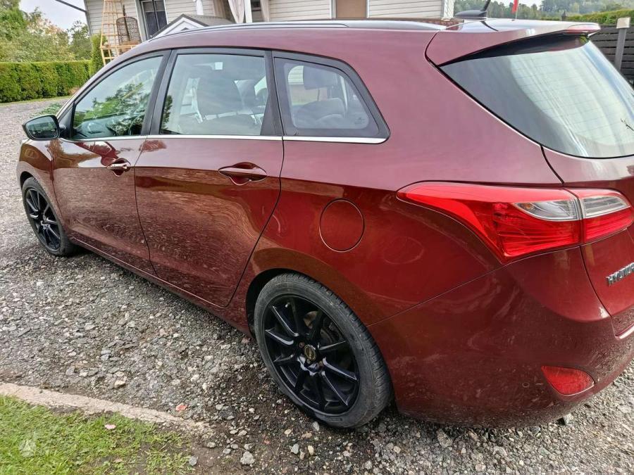 Red Hyundai i30 2016 in Siauliai, with an engine capacity of 1.58 L and mileage of 179 thousand km for 5150 €, photo 8 on AUTOMOTO.COM.LV