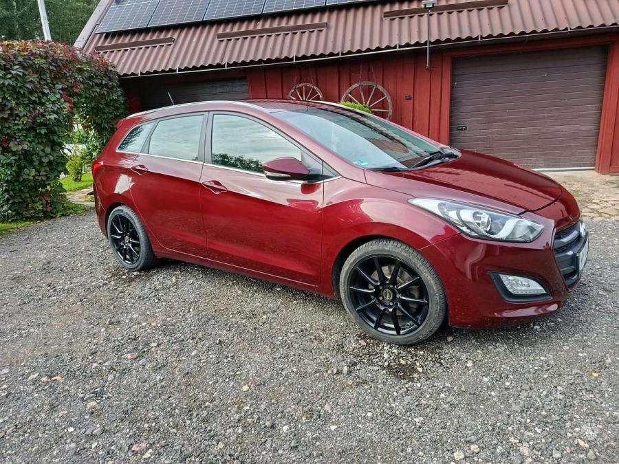 Red Hyundai i30 2016 in Siauliai, with an engine capacity of 1.58 L and mileage of 179 thousand km for 5150 €, photo 10 on AUTOMOTO.COM.LV