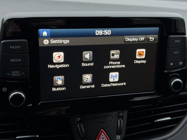 Красный Хендай i30 2018 в Пярну, объемом двигателя 1.00 л и пробегом 73 тыс. км за 9950 €, фото 11 на AUTOMOTO.COM.LV