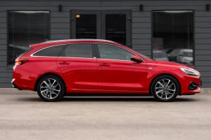 Red Hyundai i30 2021 in Jelgava, with an engine capacity of 1.50 L and mileage of 140 thousand km for 13450 €, photo 7 on AUTOMOTO.COM.LV