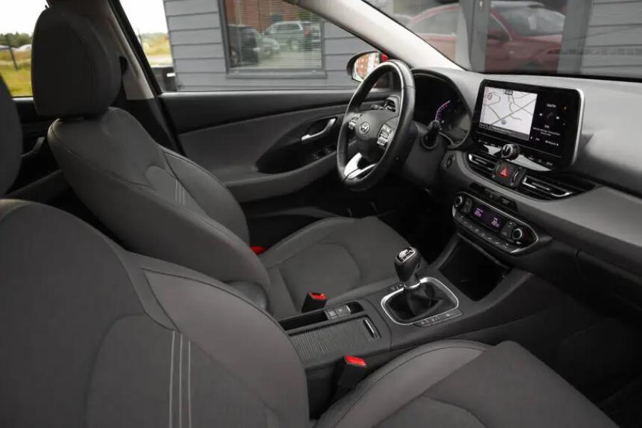 Red Hyundai i30 2021 in Jelgava, with an engine capacity of 1.50 L and mileage of 140 thousand km for 13450 €, photo 11 on AUTOMOTO.COM.LV