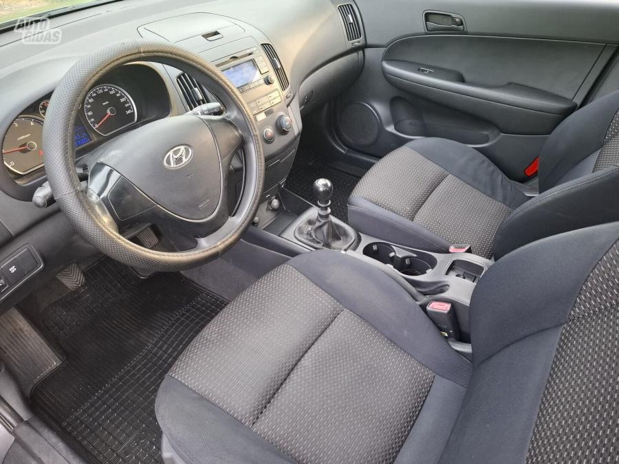 Hyundai i30 2009 in Klaipeda, with an engine capacity of 1.60 L and mileage of 298 thousand km for 1550 €, photo 6 on AUTOMOTO.COM.LV