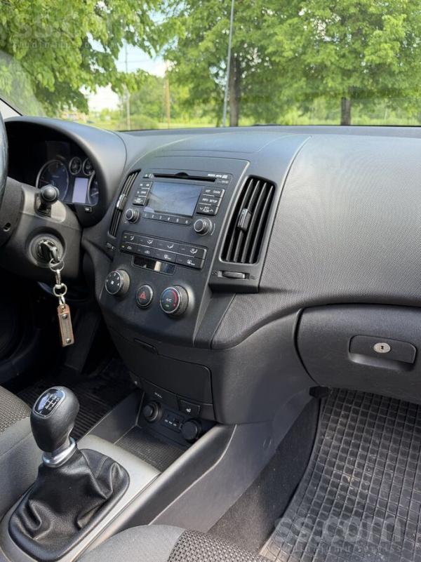 Hyundai i30 2010 in Aizkraukle, with an engine capacity of 1.60 L and mileage of 390 thousand km for 2150 €, photo 5 on AUTOMOTO.COM.LV