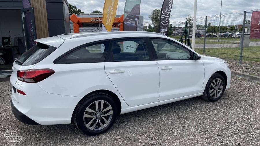 White Hyundai i30 2019 in Marijampole, with an engine capacity of 1.60 L and mileage of 119 thousand km for 8650 €, photo 6 on AUTOMOTO.COM.LV