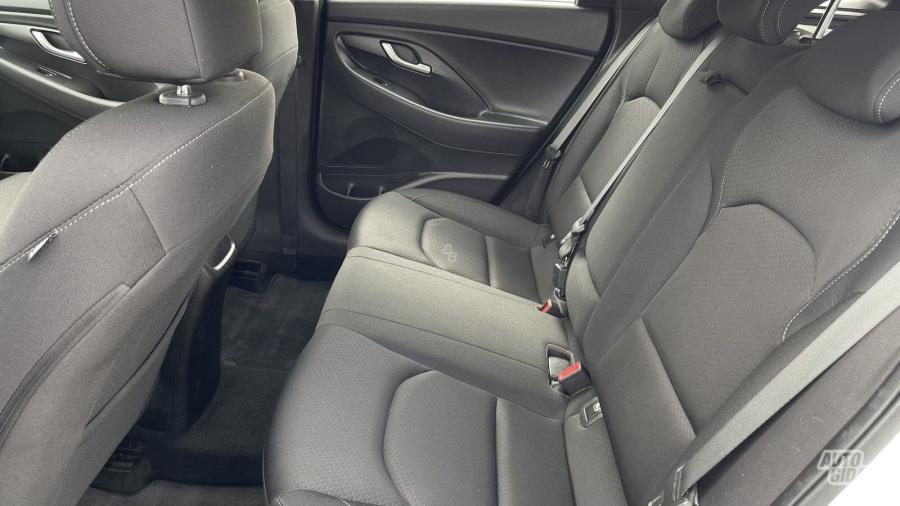 White Hyundai i30 2019 in Marijampole, with an engine capacity of 1.60 L and mileage of 119 thousand km for 8650 €, photo 12 on AUTOMOTO.COM.LV