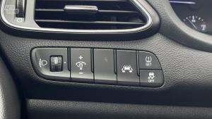 White Hyundai i30 2019 in Marijampole, with an engine capacity of 1.60 L and mileage of 119 thousand km for 8650 €, photo 17 on AUTOMOTO.COM.LV