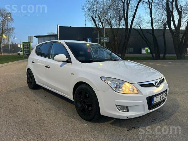 Белый Хендай i30 2008 в Рига, объемом двигателя 1.60 л и пробегом 421 тыс. км за 1300 €, фото 1 на AUTOMOTO.COM.LV