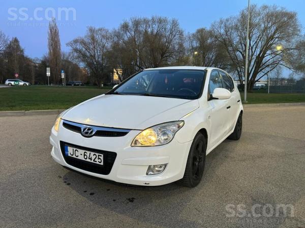 White Hyundai i30 2008 in Riga, with an engine capacity of 1.60 L and mileage of 421 thousand km for 1100 €, photo 3 on AUTOMOTO.COM.LV