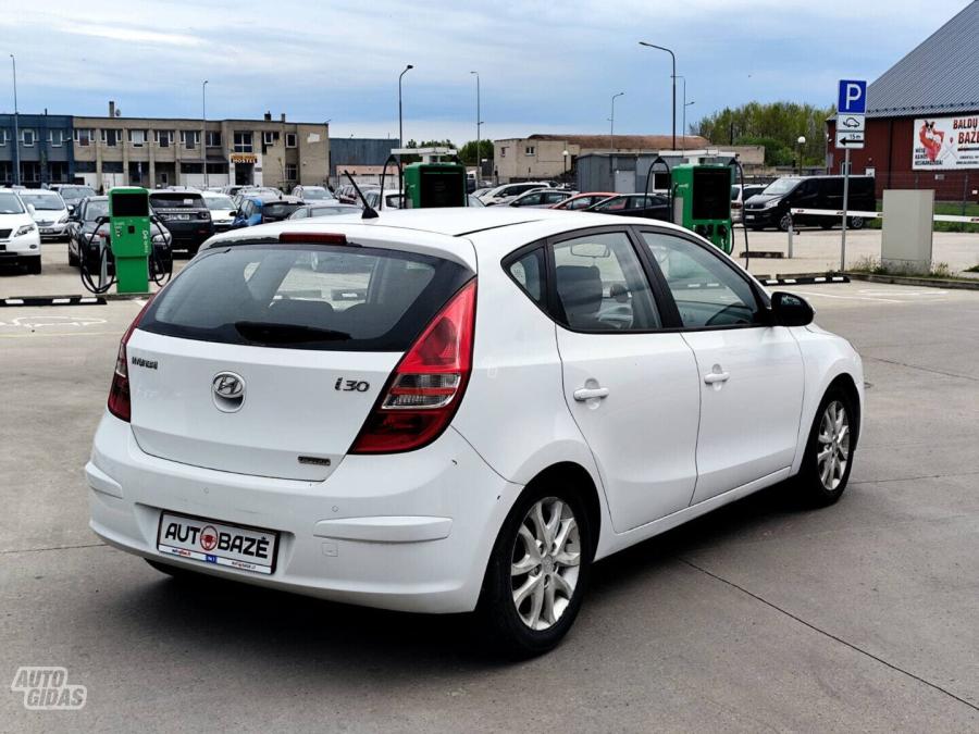 Balts Hyundai i30 2009 Šauļi, ar dzinēja tilpumu 1.60 L un nobraukumu 172 tūkst. km par 1950 €, foto 5 vietnē AUTOMOTO.COM.LV