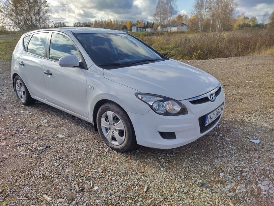White Hyundai i30 2009 in Riga, with an engine capacity of 1.40 L and mileage of 169 thousand km for 2600 €, photo 1 on AUTOMOTO.COM.LV