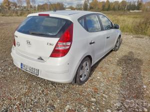White Hyundai i30 2009 in Riga, with an engine capacity of 1.40 L and mileage of 169 thousand km for 2600 €, photo 6 on AUTOMOTO.COM.LV