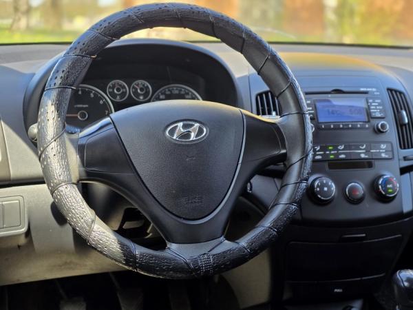 White Hyundai i30 2009 in Riga, with an engine capacity of 1.40 L and mileage of 178 thousand km for 2990 €, photo 3 on AUTOMOTO.COM.LV