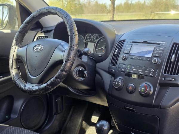 White Hyundai i30 2009 in Riga, with an engine capacity of 1.40 L and mileage of 178 thousand km for 2990 €, photo 4 on AUTOMOTO.COM.LV